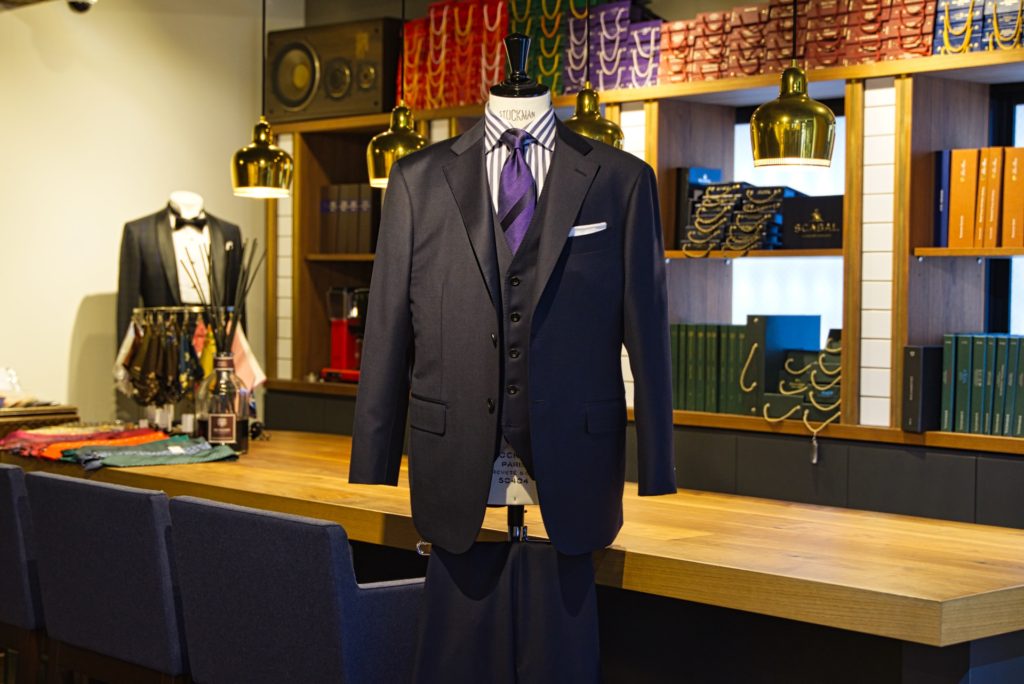 オーダースーツの紹介-SCABAL GALAXY 無地ネイビースリーピーススーツ- – 名古屋でこだわりのオーダースーツを仕立てるならDEFFERTへ