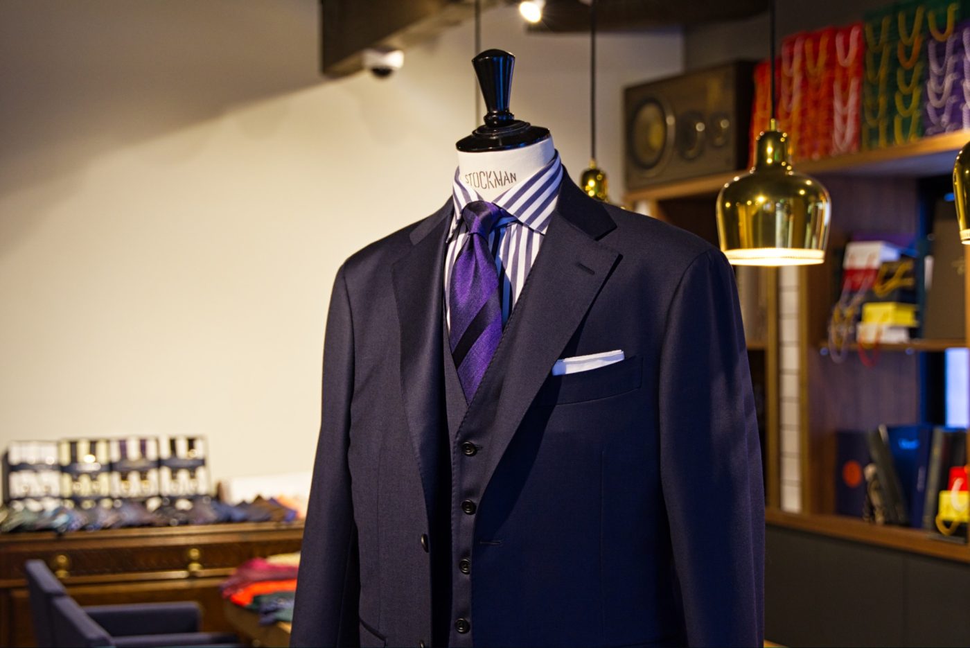 オーダースーツの紹介-SCABAL GALAXY 無地ネイビースリーピーススーツ- – 名古屋でこだわりのオーダースーツを仕立てるならDEFFERTへ