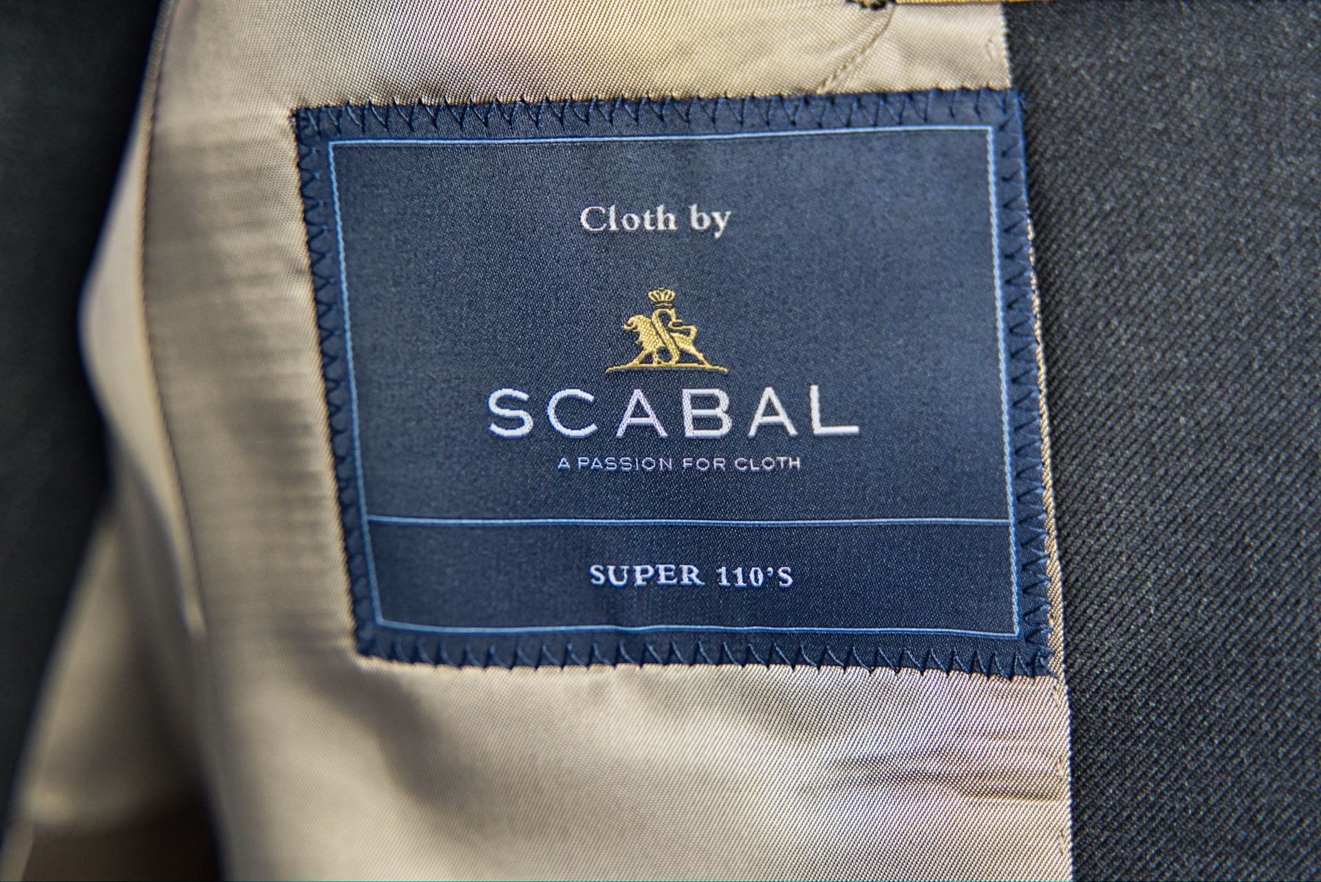 オーダースーツの紹介-SCABAL GALAXY 無地チャコールグレースリーピーススーツ- – 名古屋でこだわりのオーダースーツを仕立てるなら ...