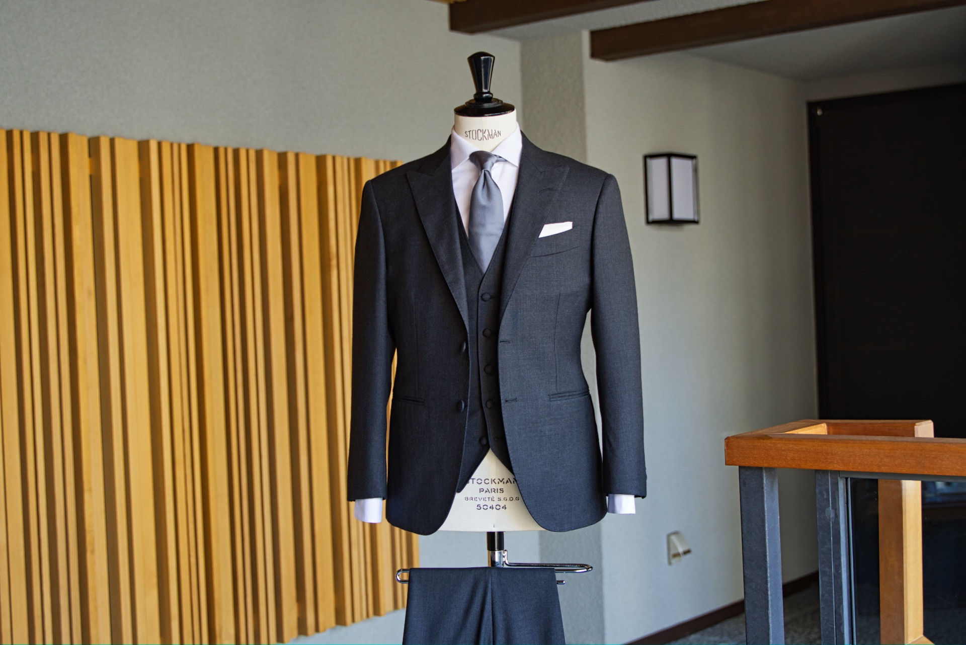 オーダースーツの紹介-HARRISONS REGENCY チャコールグレースリーピーススーツ- – 名古屋でこだわりのオーダースーツを仕立てるならDEFFERTへ