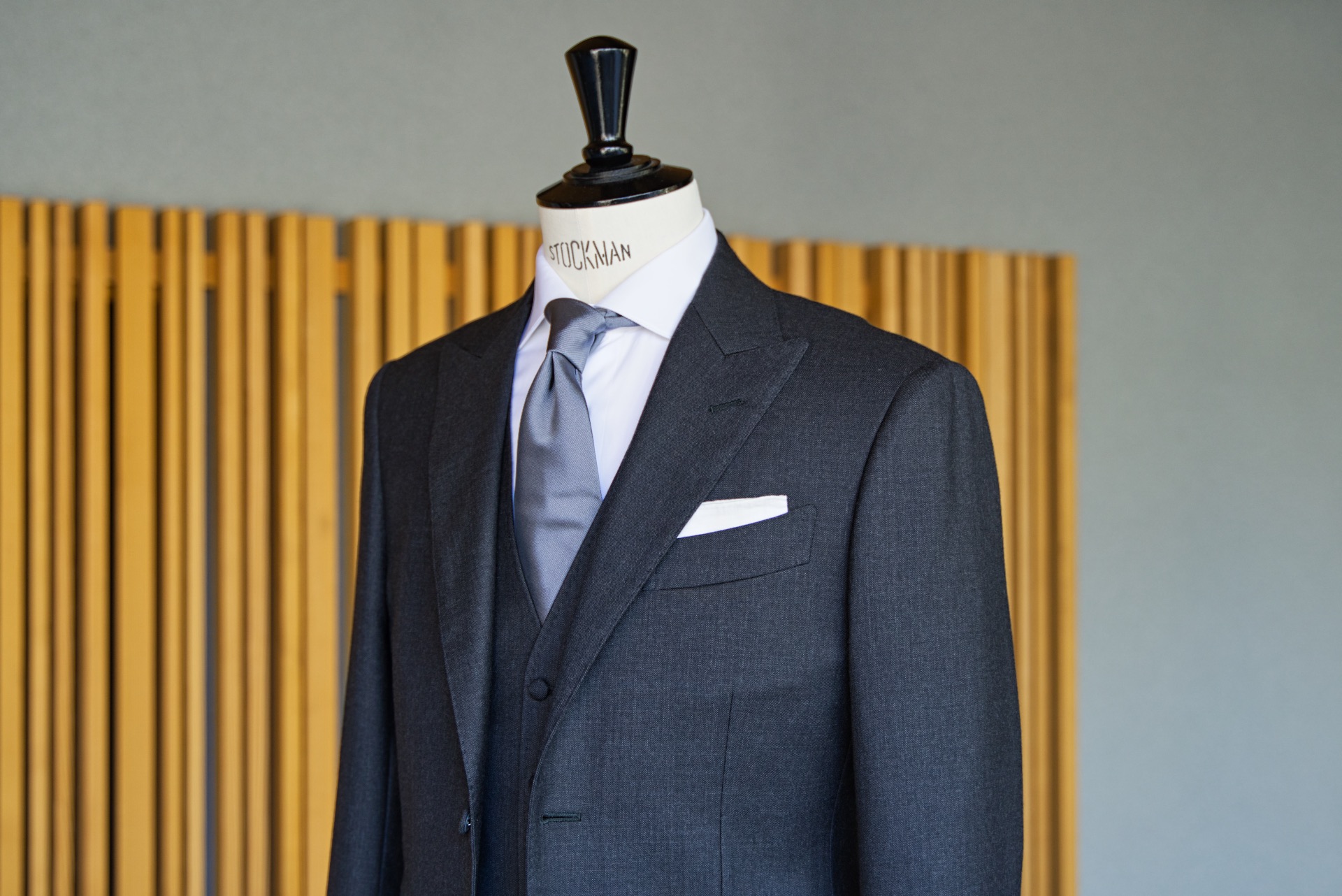 オーダースーツの紹介-HARRISONS REGENCY チャコールグレースリーピーススーツ- – 名古屋でこだわりのオーダースーツを仕立てるならDEFFERTへ