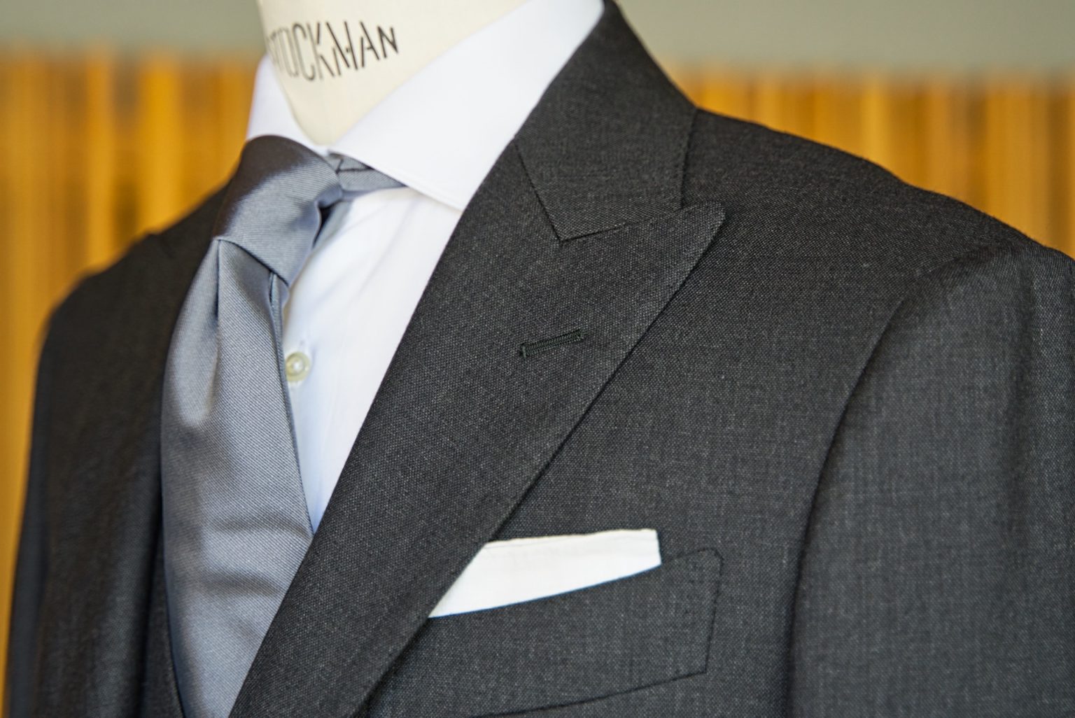 オーダースーツの紹介-HARRISONS REGENCY チャコールグレースリーピーススーツ- – 名古屋でこだわりのオーダースーツを仕立てるならDEFFERTへ