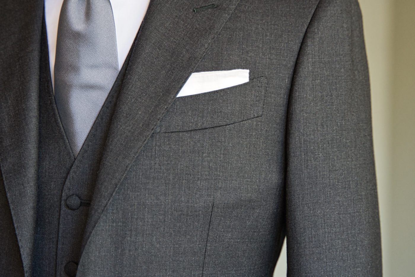 オーダースーツの紹介-HARRISONS REGENCY チャコールグレースリーピーススーツ- – 名古屋でこだわりのオーダースーツを仕立てるならDEFFERTへ