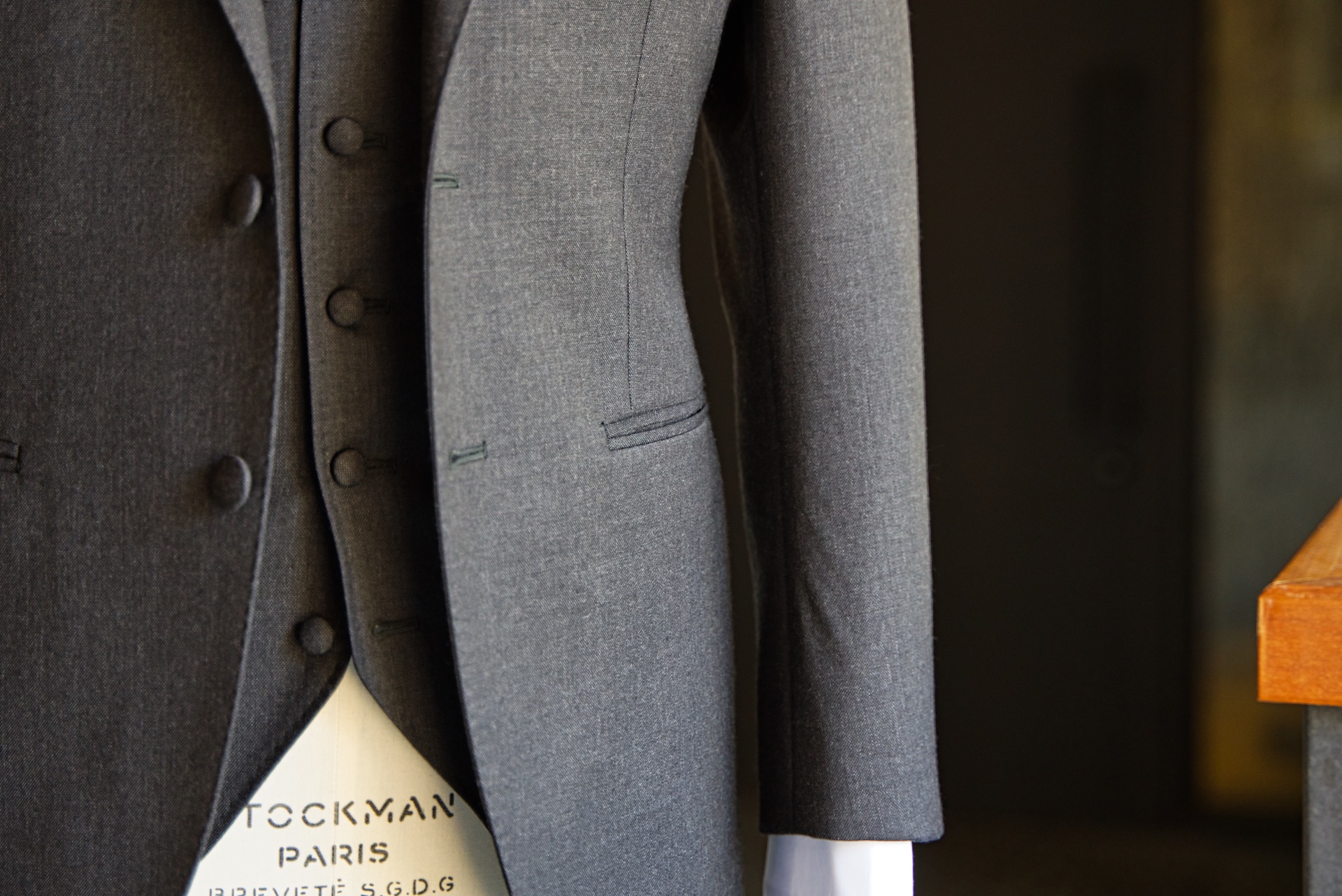 オーダースーツの紹介-HARRISONS REGENCY チャコールグレースリーピーススーツ- – 名古屋でこだわりのオーダースーツを仕立てるならDEFFERTへ