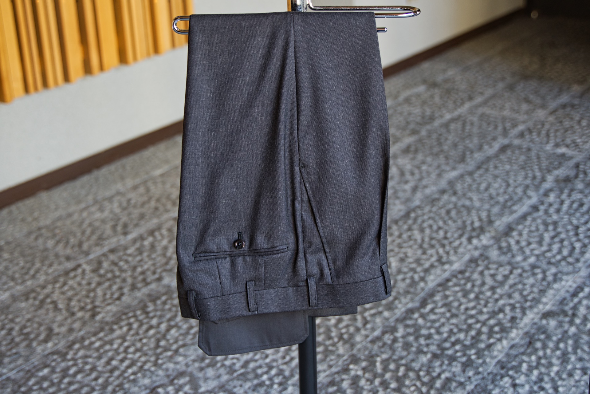 オーダースーツの紹介-HARRISONS REGENCY チャコールグレースリーピーススーツ- – 名古屋でこだわりのオーダースーツを仕立てるならDEFFERTへ