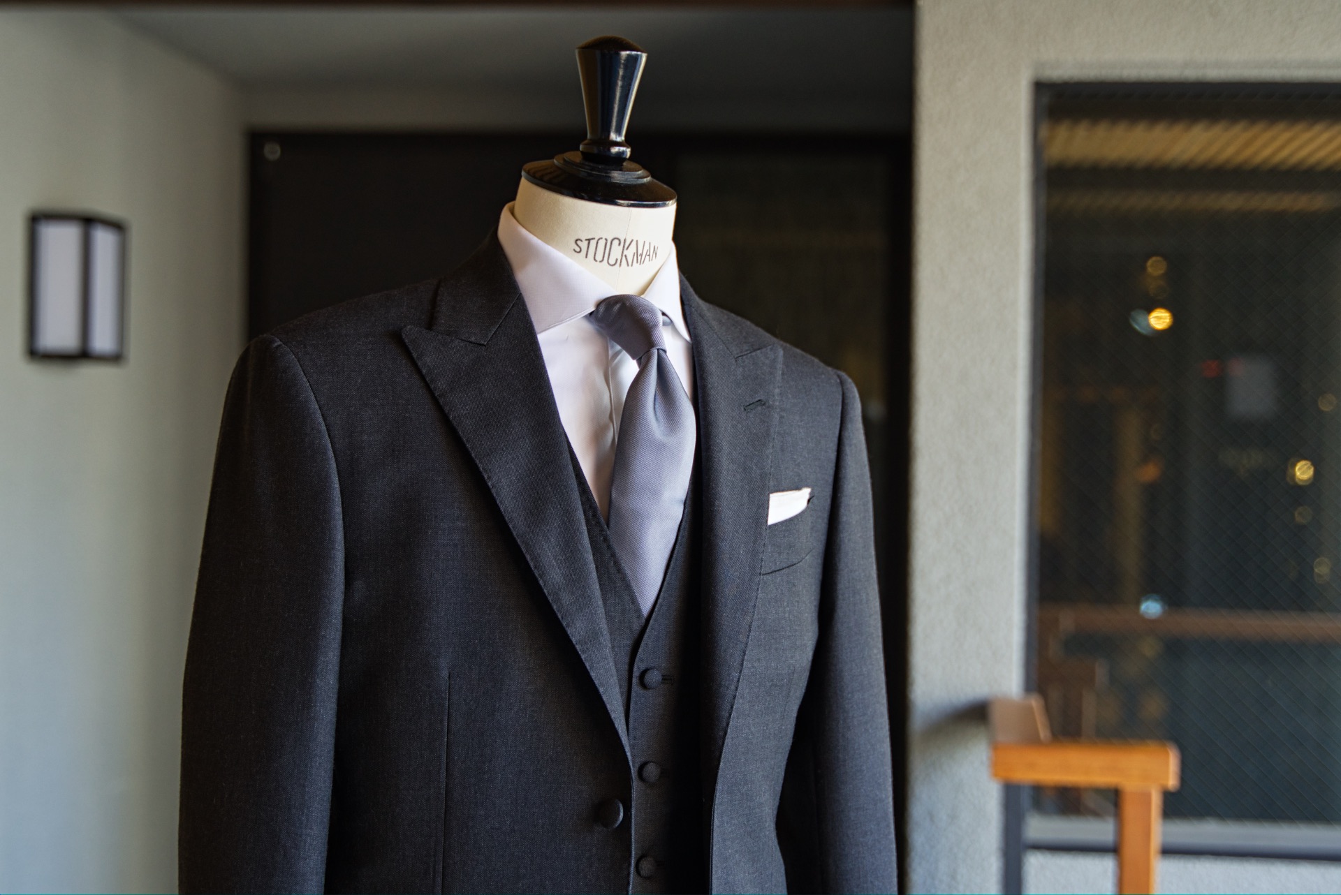 オーダースーツの紹介-HARRISONS REGENCY チャコールグレースリーピーススーツ- – 名古屋でこだわりのオーダースーツを仕立てるならDEFFERTへ