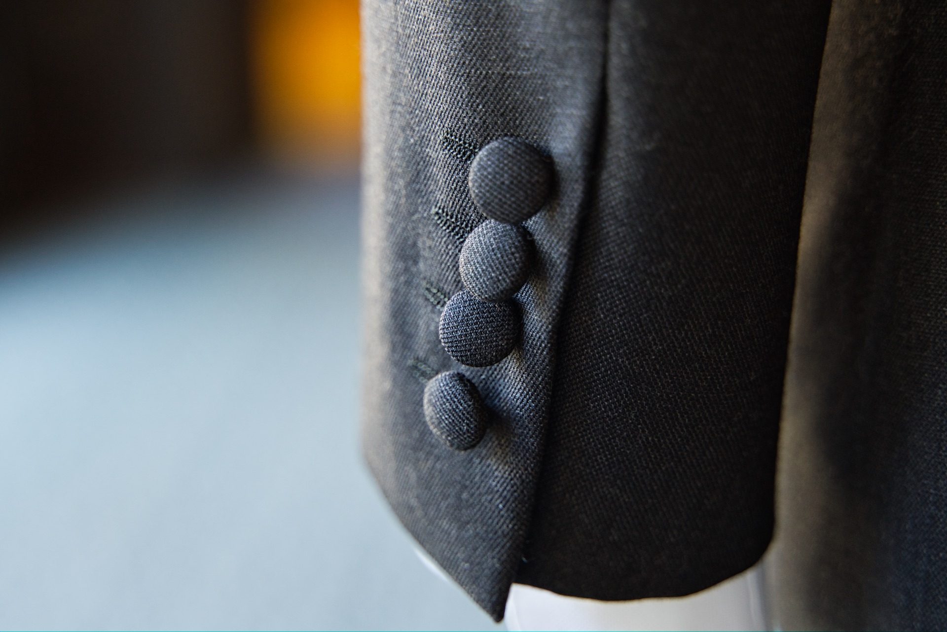 オーダースーツの紹介-HARRISONS REGENCY チャコールグレースリーピーススーツ- – 名古屋でこだわりのオーダースーツを仕立てるならDEFFERTへ