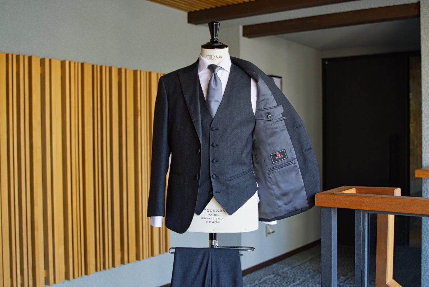 オーダースーツの紹介-HARRISONS REGENCY チャコールグレースリーピーススーツ- – 名古屋でこだわりのオーダースーツを仕立てるならDEFFERTへ