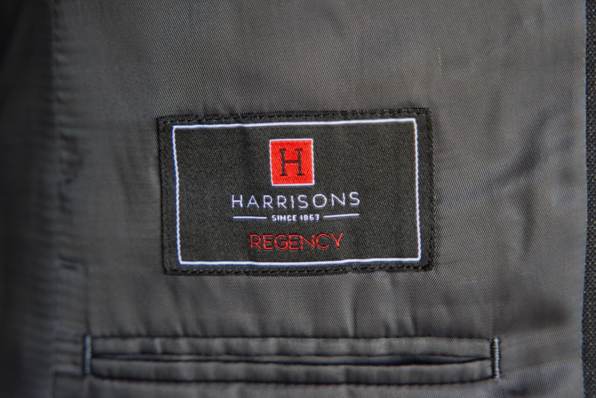 オーダースーツの紹介-HARRISONS REGENCY チャコールグレースリーピーススーツ- – 名古屋でこだわりのオーダースーツを仕立てるならDEFFERTへ
