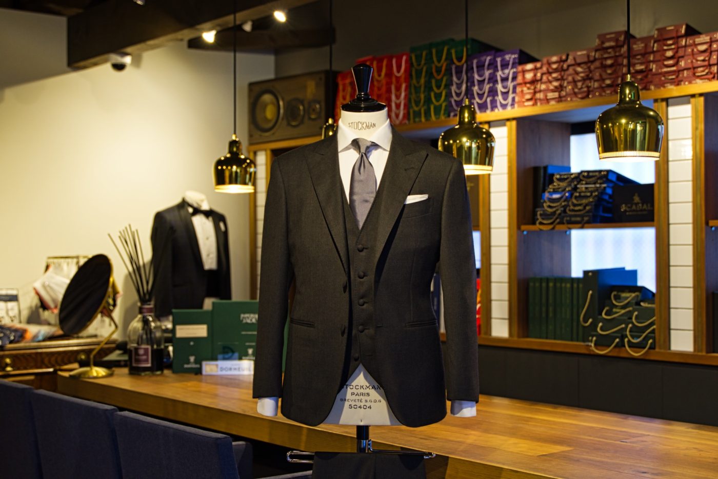 オーダースーツの紹介-HARRISONS REGENCY チャコールグレースリーピーススーツ- – 名古屋でこだわりのオーダースーツを仕立てるならDEFFERTへ