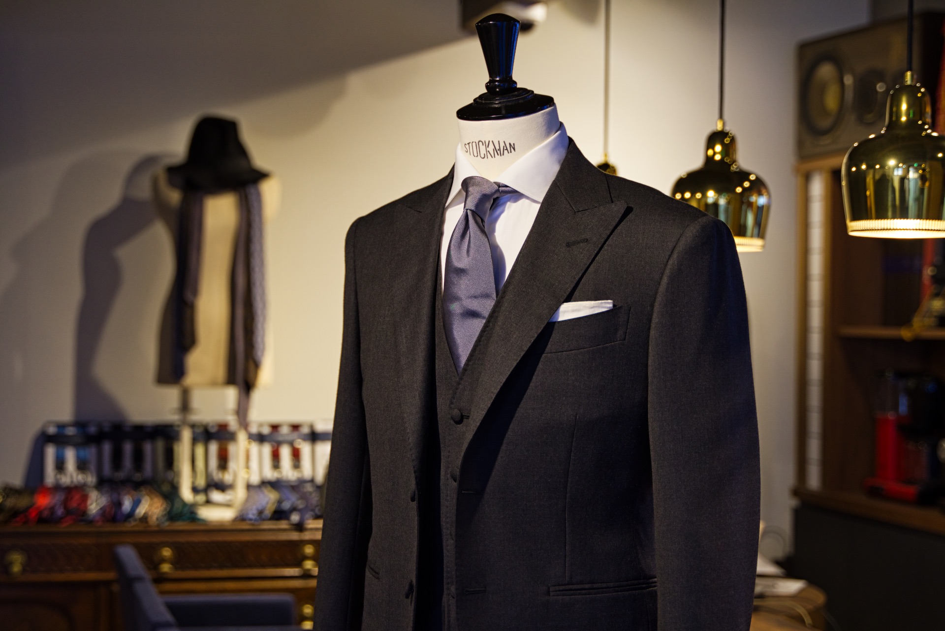 オーダースーツの紹介-HARRISONS REGENCY チャコールグレースリーピーススーツ- – 名古屋でこだわりのオーダースーツを仕立てるならDEFFERTへ