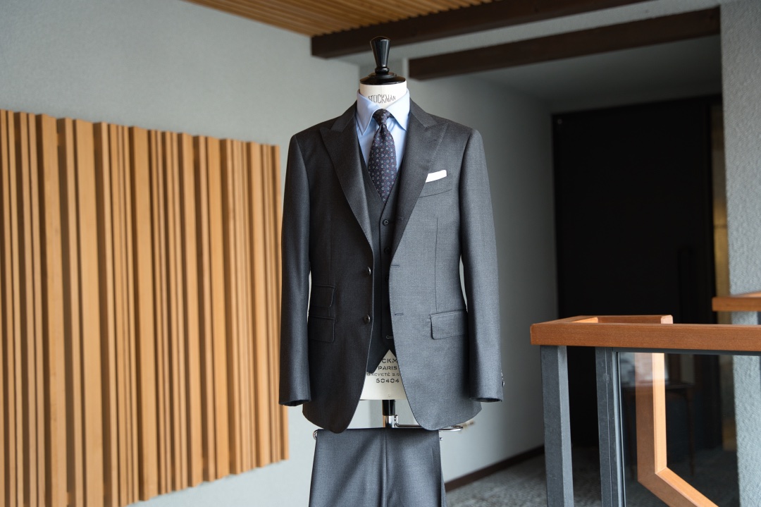 オーダースーツの紹介-SCABAL GALAXY ダークグレースリーピーススーツ- – 名古屋でこだわりのオーダースーツを仕立てるならDEFFERTへ