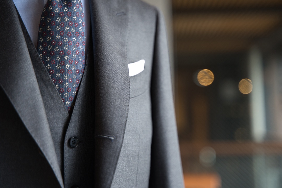 オーダースーツの紹介-SCABAL GALAXY ダークグレースリーピーススーツ- – 名古屋でこだわりのオーダースーツを仕立てるならDEFFERTへ