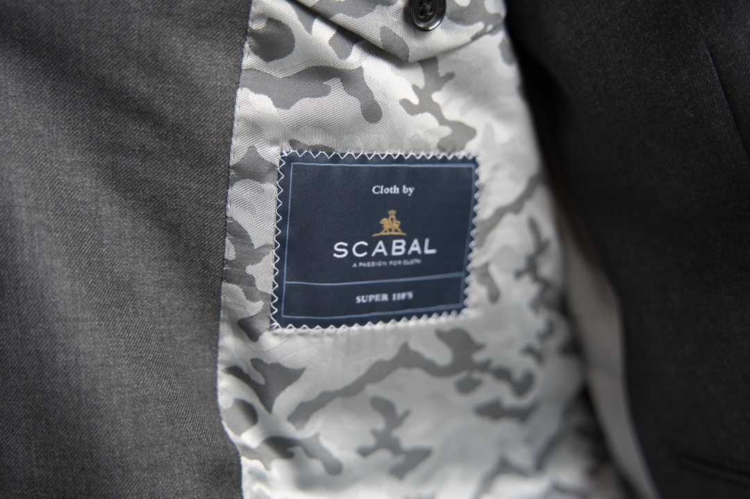 オーダースーツの紹介-SCABAL GALAXY ダークグレースリーピーススーツ- – 名古屋でこだわりのオーダースーツを仕立てるならDEFFERTへ