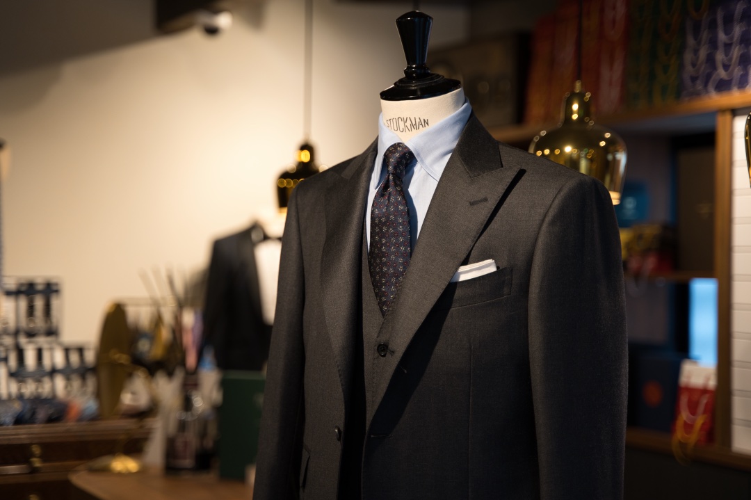 オーダースーツの紹介-SCABAL GALAXY ダークグレースリーピーススーツ- – 名古屋でこだわりのオーダースーツを仕立てるならDEFFERTへ