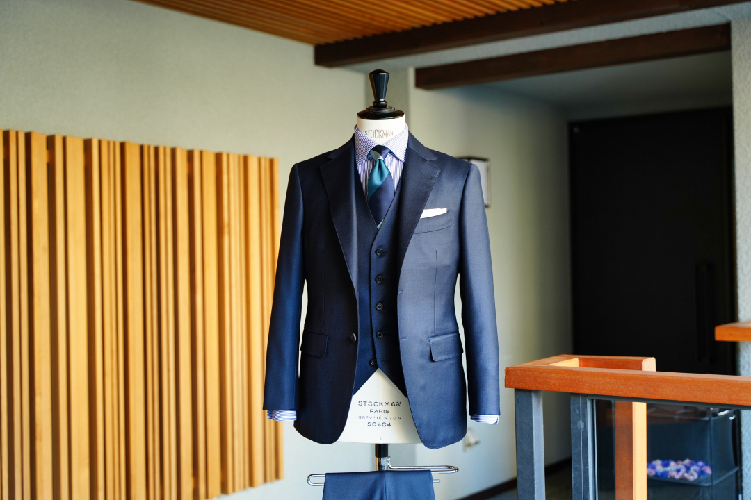 オーダースーツの紹介-SCABAL GALAXY 無地ネイビースリーピーススーツ- – 名古屋でこだわりのオーダースーツを仕立てるならDEFFERTへ