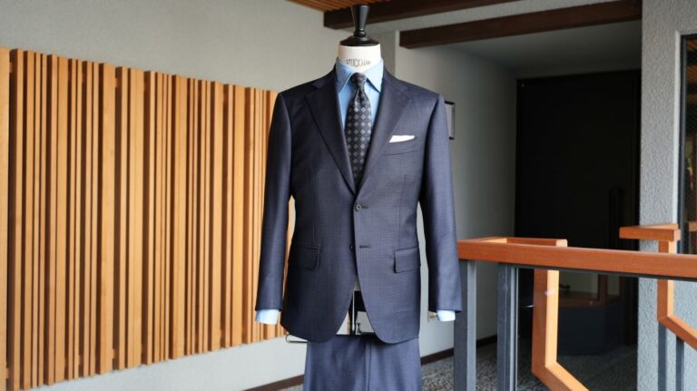 オーダースーツの紹介-REDA SILKY EFFECT ネイビーチェックスーツ- – 名古屋でこだわりのオーダースーツを仕立てるならDEFFERTへ
