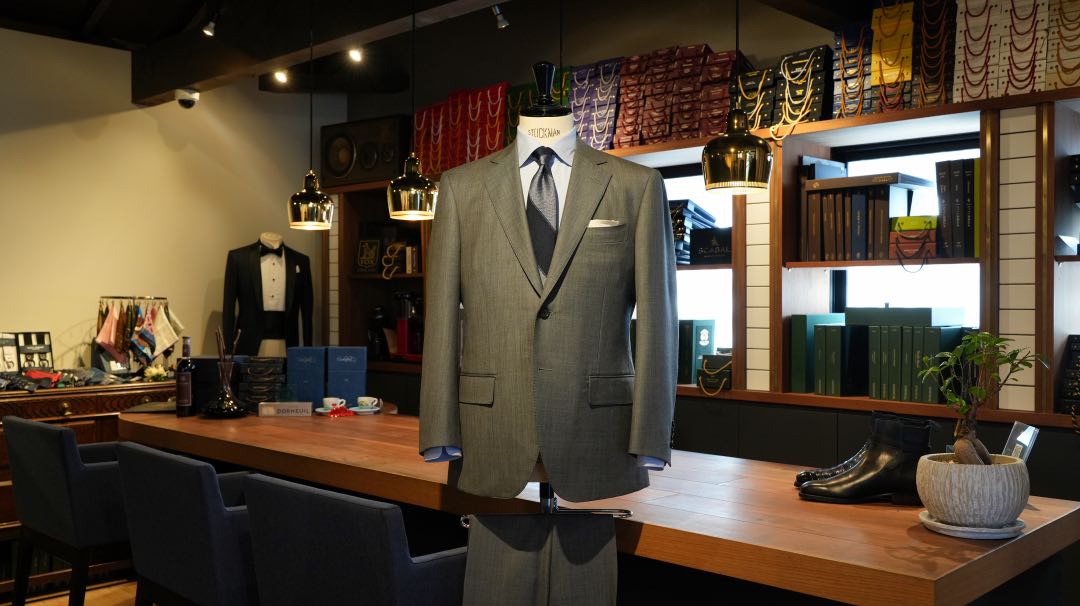 オーダースーツの紹介-HARRISONS REGENCY グレーシャークスキンスーツ- – 名古屋でこだわりのオーダースーツを仕立てるならDEFFERTへ