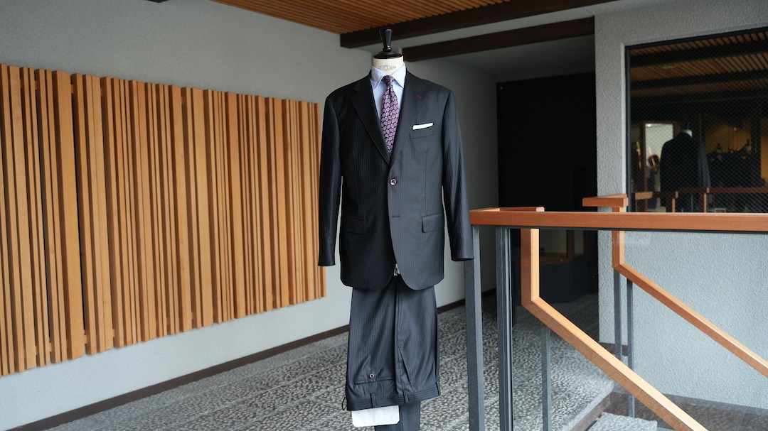 オーダースーツの紹介-REDA SILKY EFFECT ブラックストライプスーツ- – 名古屋でこだわりのオーダースーツを仕立てるならDEFFERTへ