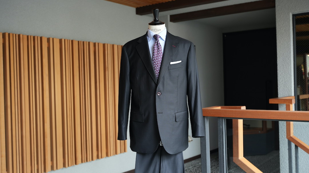 オーダースーツの紹介-REDA SILKY EFFECT ブラックストライプスーツ- – 名古屋でこだわりのオーダースーツを仕立てるならDEFFERTへ