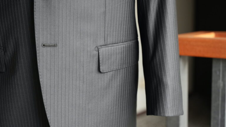 オーダースーツの紹介-REDA SILKY EFFECT ブラックストライプスーツ- – 名古屋でこだわりのオーダースーツを仕立てるならDEFFERTへ