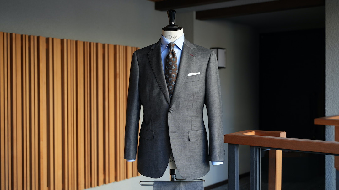 オーダースーツの紹介-SCABAL GALAXY 無地グレースーツ- – 名古屋でこだわりのオーダースーツを仕立てるならDEFFERTへ