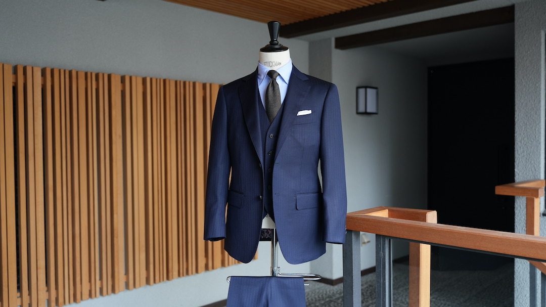 オーダースーツの紹介-SCABAL GALAXY ネイビースリーピーススーツ- – 名古屋でこだわりのオーダースーツを仕立てるならDEFFERTへ