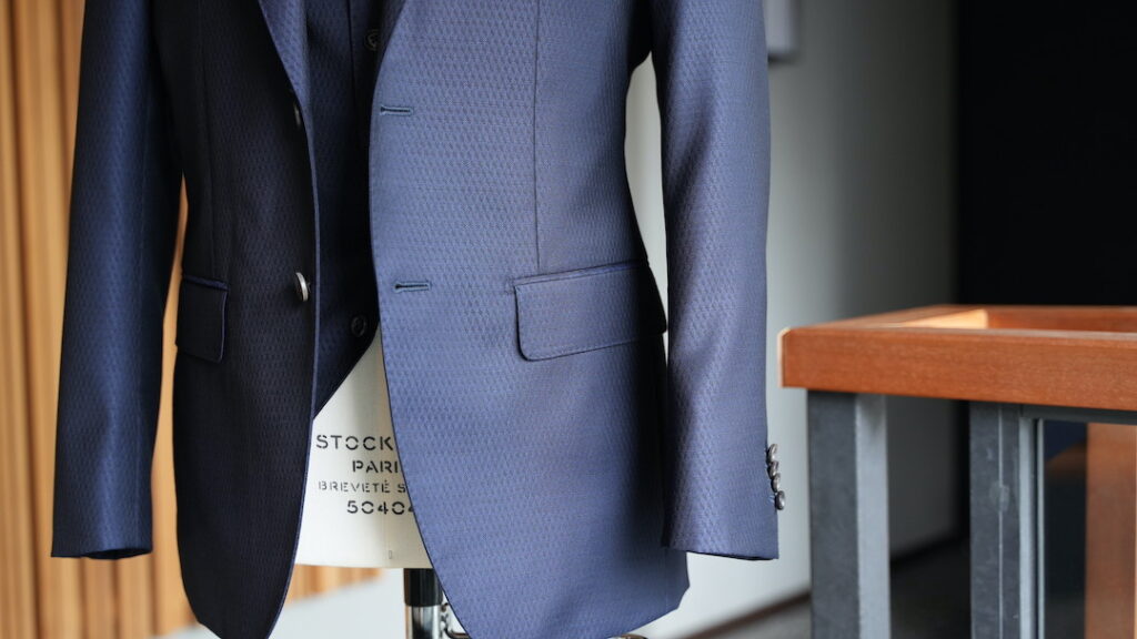 オーダースーツの紹介-SCABAL GALAXY ネイビースリーピーススーツ- – 名古屋でこだわりのオーダースーツを仕立てるならDEFFERTへ