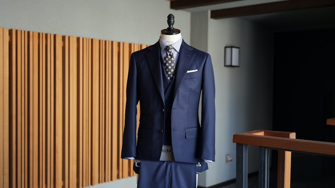 オーダースーツの紹介-REDA SILKY EFFECT ネイビースリーピーススーツ- – 名古屋でこだわりのオーダースーツを仕立てるならDEFFERTへ