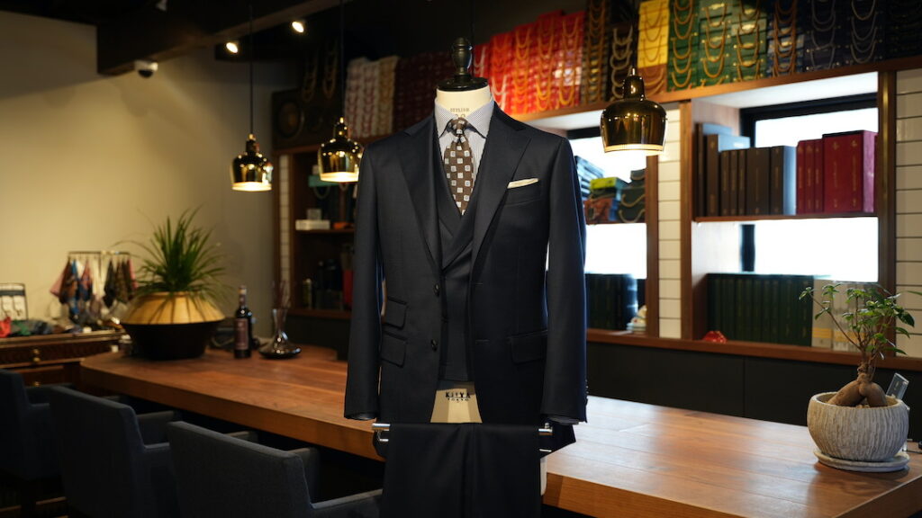 オーダースーツの紹介-REDA SILKY EFFECT ネイビースリーピーススーツ- – 名古屋でこだわりのオーダースーツを仕立てるならDEFFERTへ